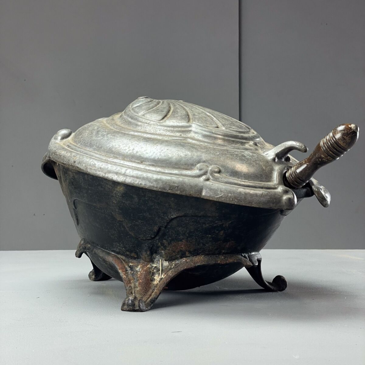 Tortoise Coal Skuttle - RENTAL ONLY - Brandon Thatchers