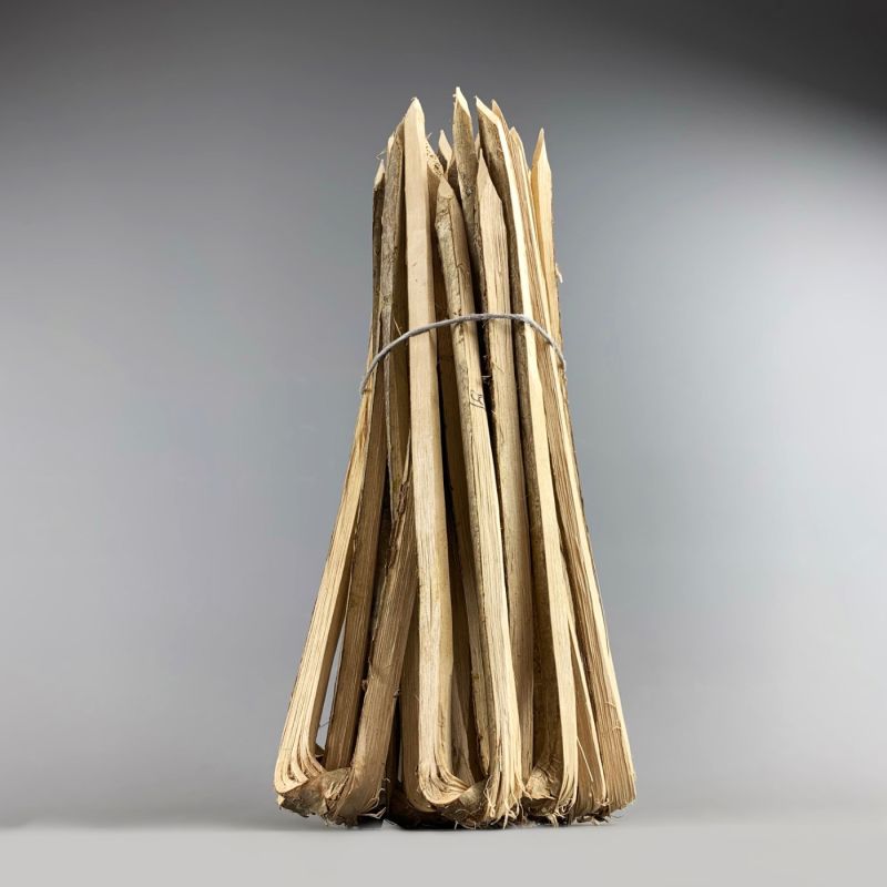 Bundle of twisted thatching spars